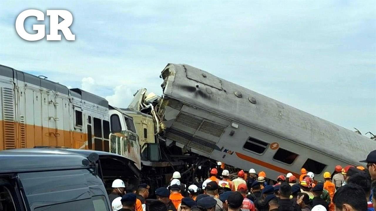 Colisión de trenes en Indonesia - YouTube