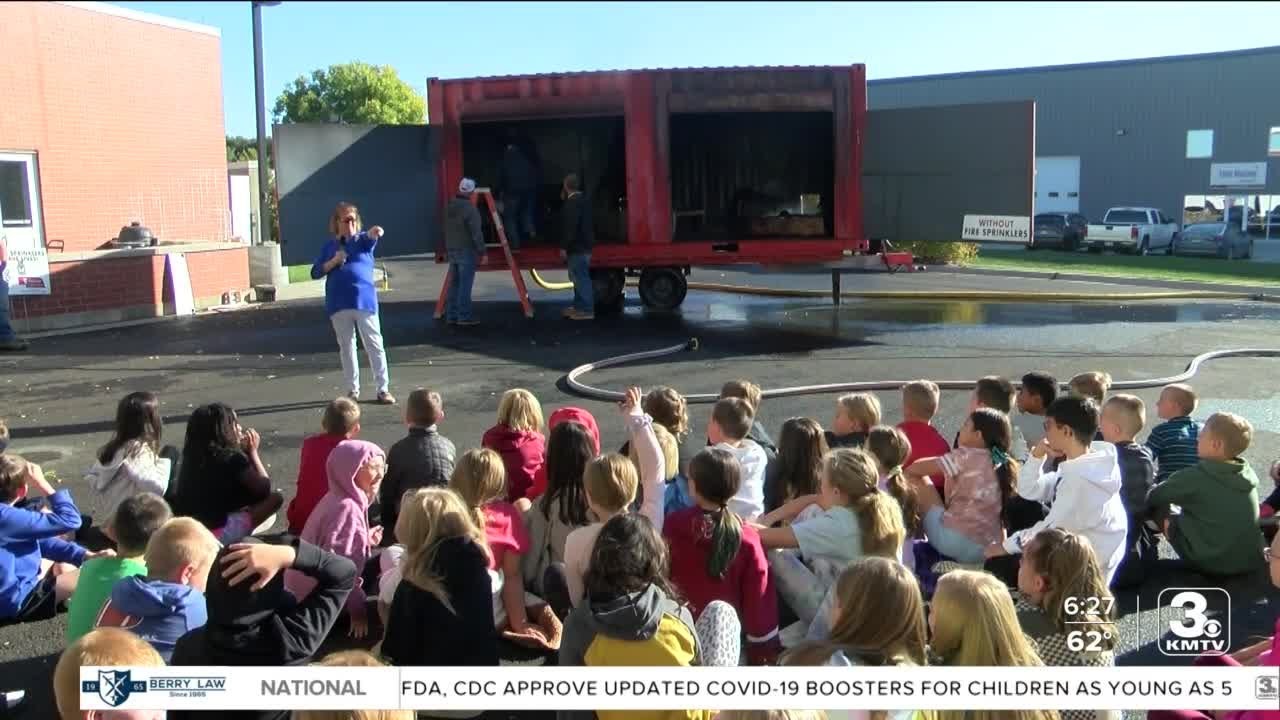 Students from Bell Elementary visit the Papillion Fire Station - YouTube