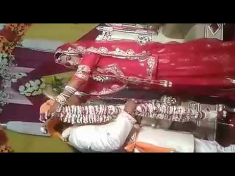 Daikho Kaisy Shadi Ma Dhuly Ki shalwar utarti Hai