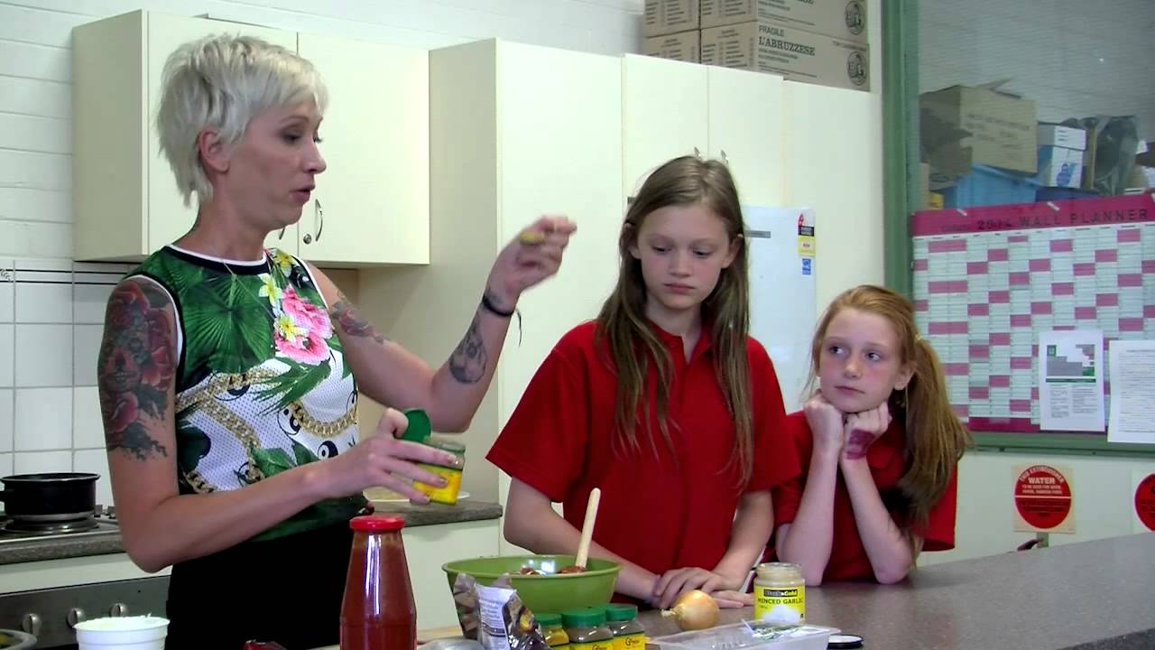 Renae Smith gives cooking lessons to Barnardos children - YouTube