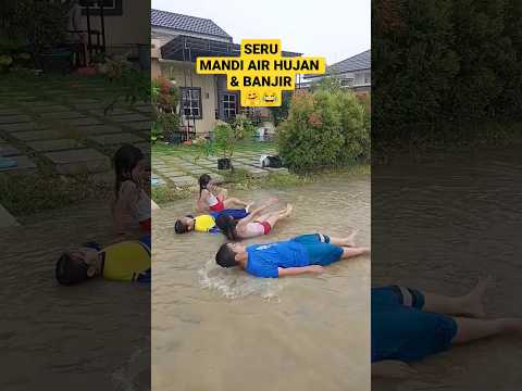 Seru rebahan mandi air hujan dan bajir 😂🤗🤪 #shorts #banjir #hujan #seru #mandi