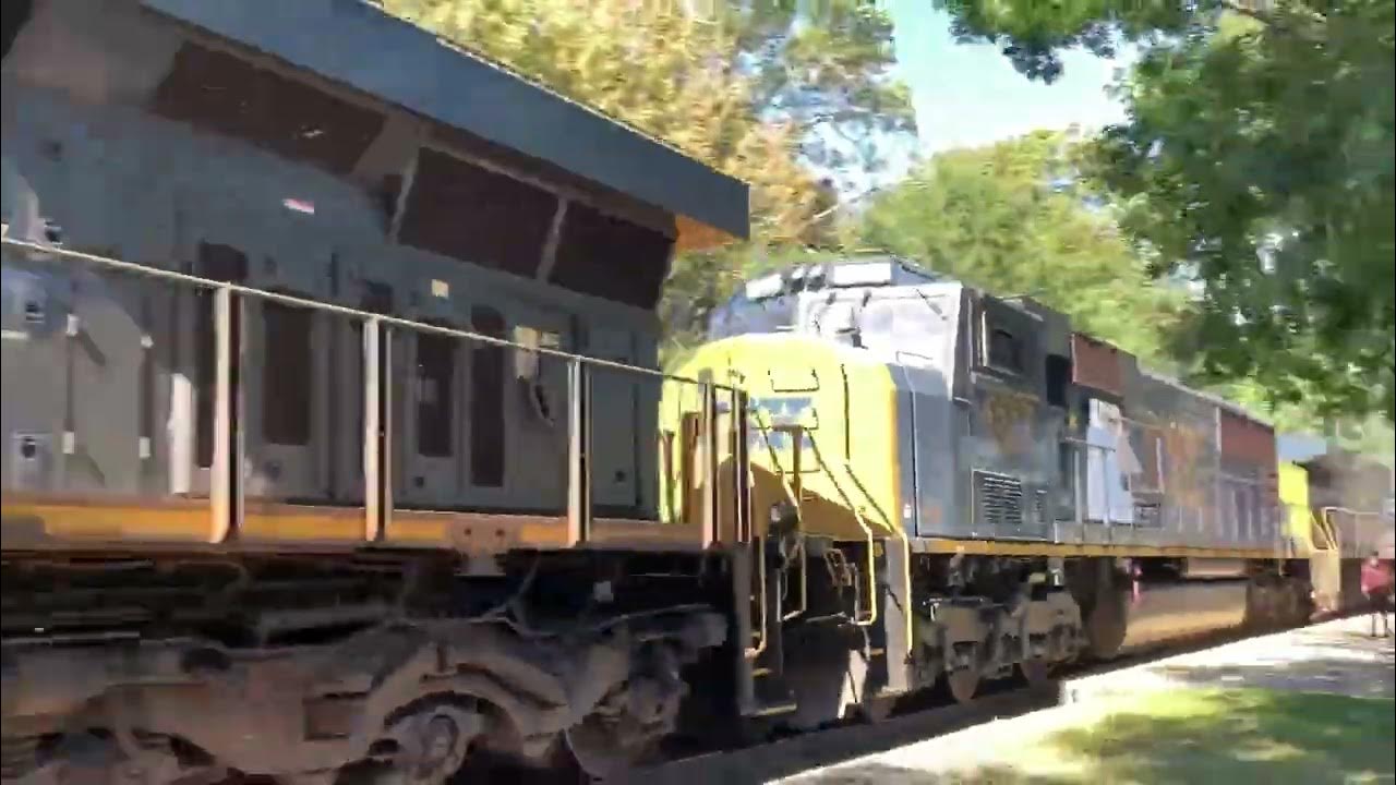 CSX M426 with Dash 8 leader and SD70MAC - YouTube