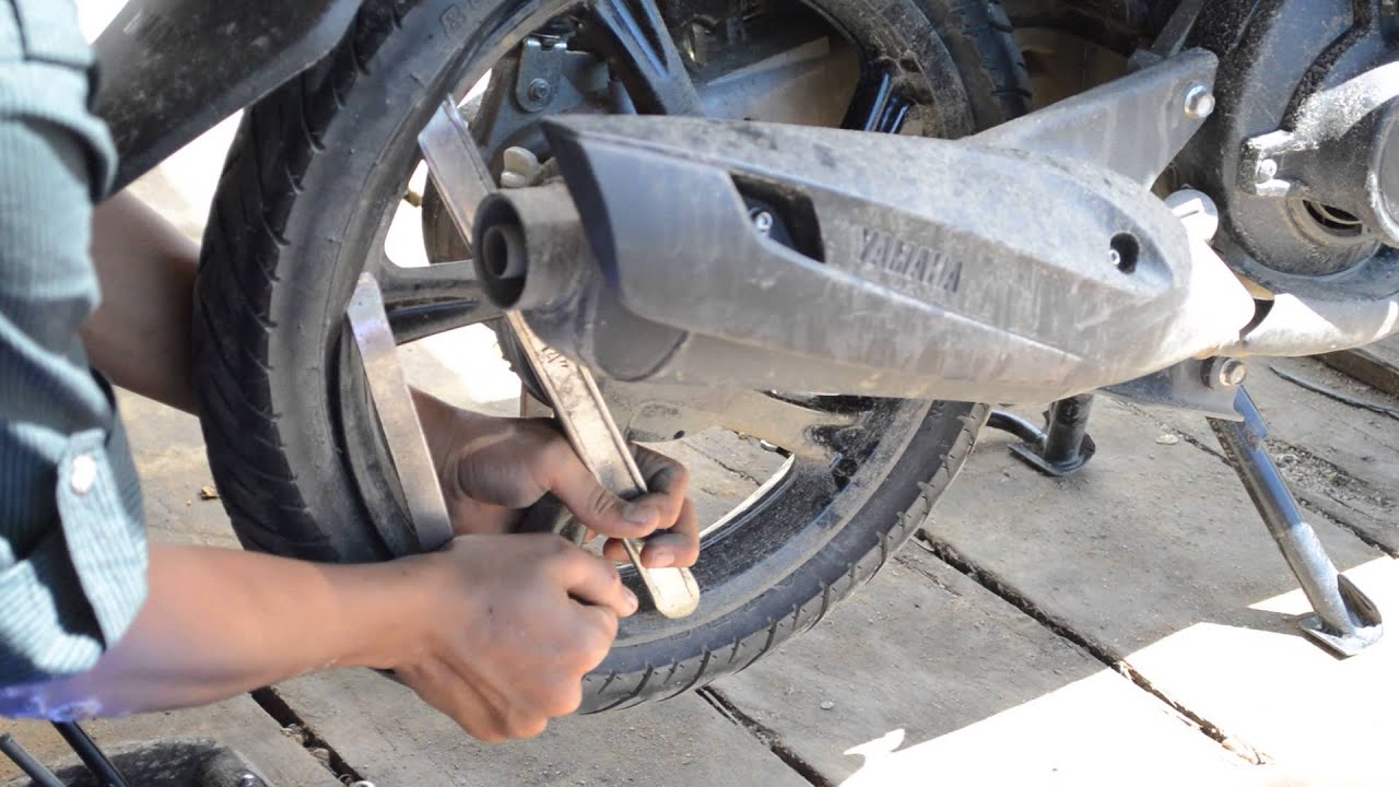 tutorial tambal ban motor - YouTube