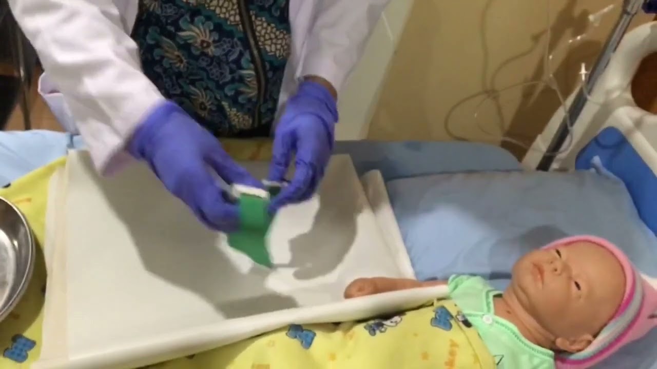 pemasangan infus pada bayi - YouTube