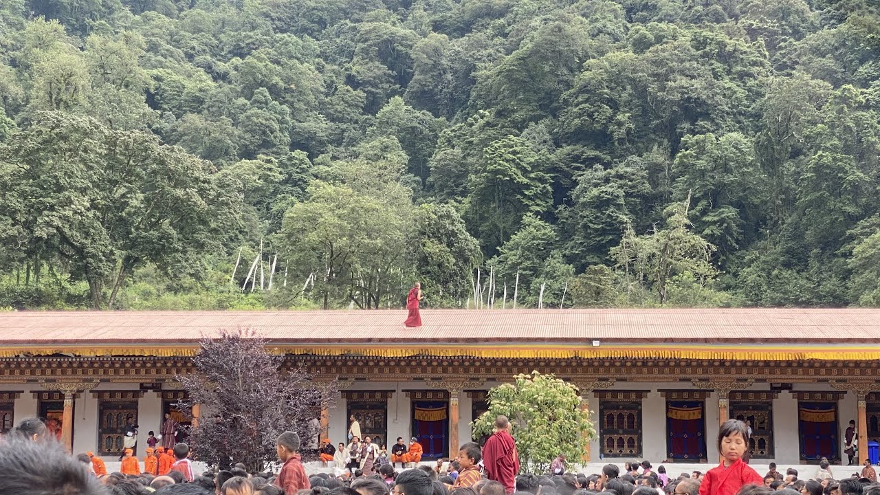 Not The Monk And The Gun || Tai Situ Rinpoche at Barshong Monastery ...