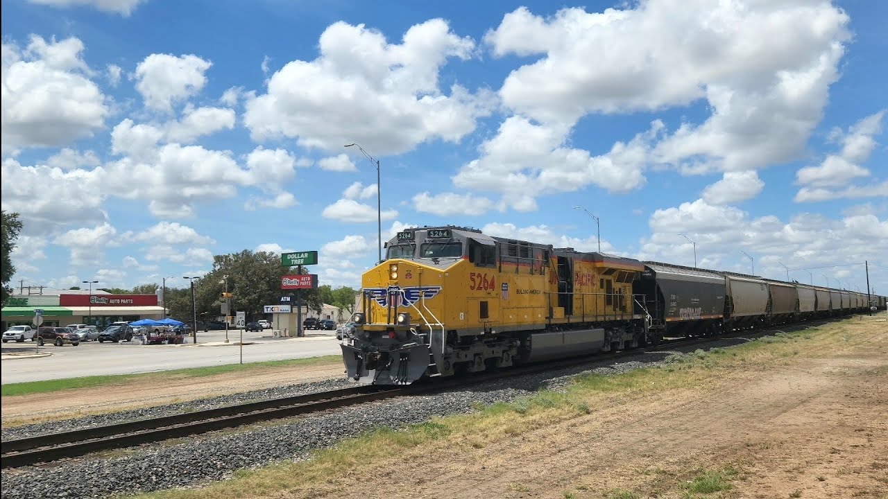 UP 5264 leads a grain train by itself on the del rio Subdivision - YouTube