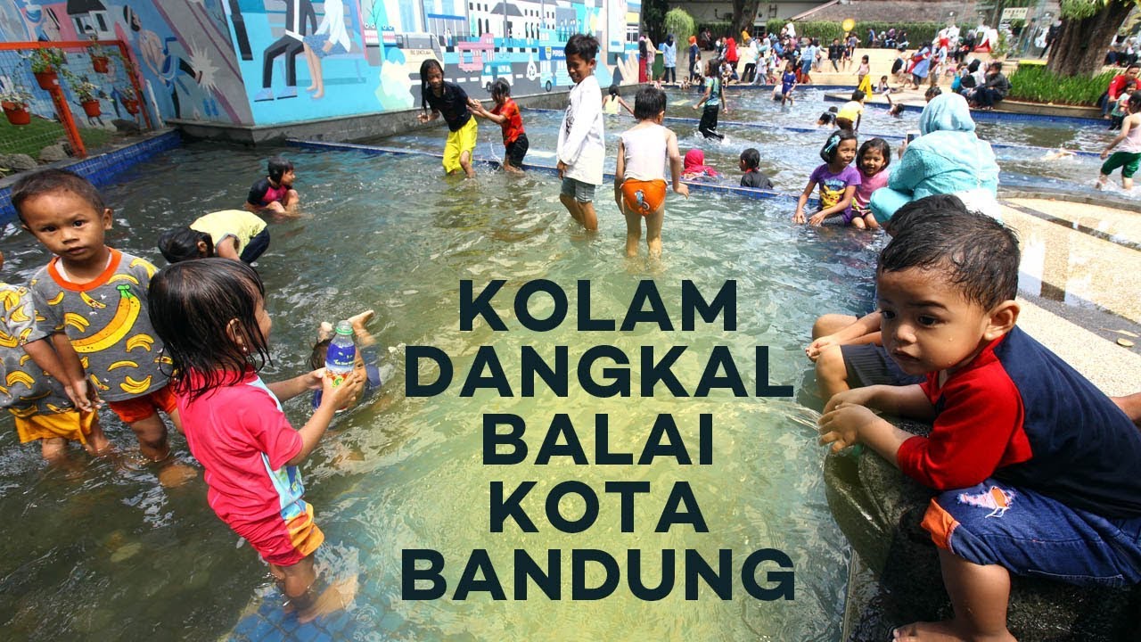 Kolam Dangkal Balai Kota Bandung, Bikin Anak Betah Bermain di Air - YouTube