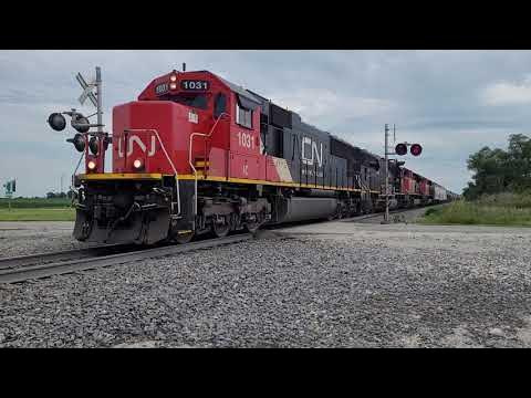 CN and IC EMD Power Leads This Train Northbound on the Chicago Sub - YouTube