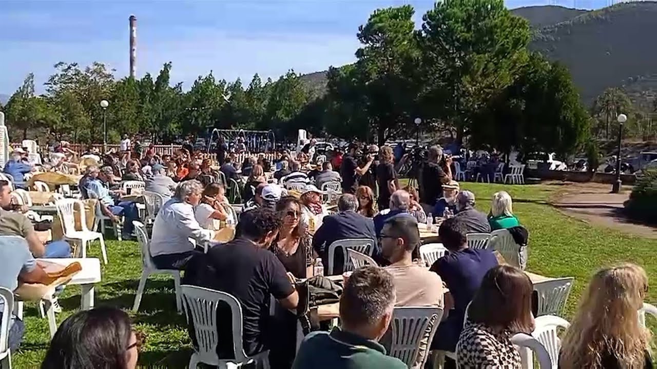 Από συναυλία αλληλεγγύης στους εργαζόμενους της ΛΑΡΚΟ - YouTube