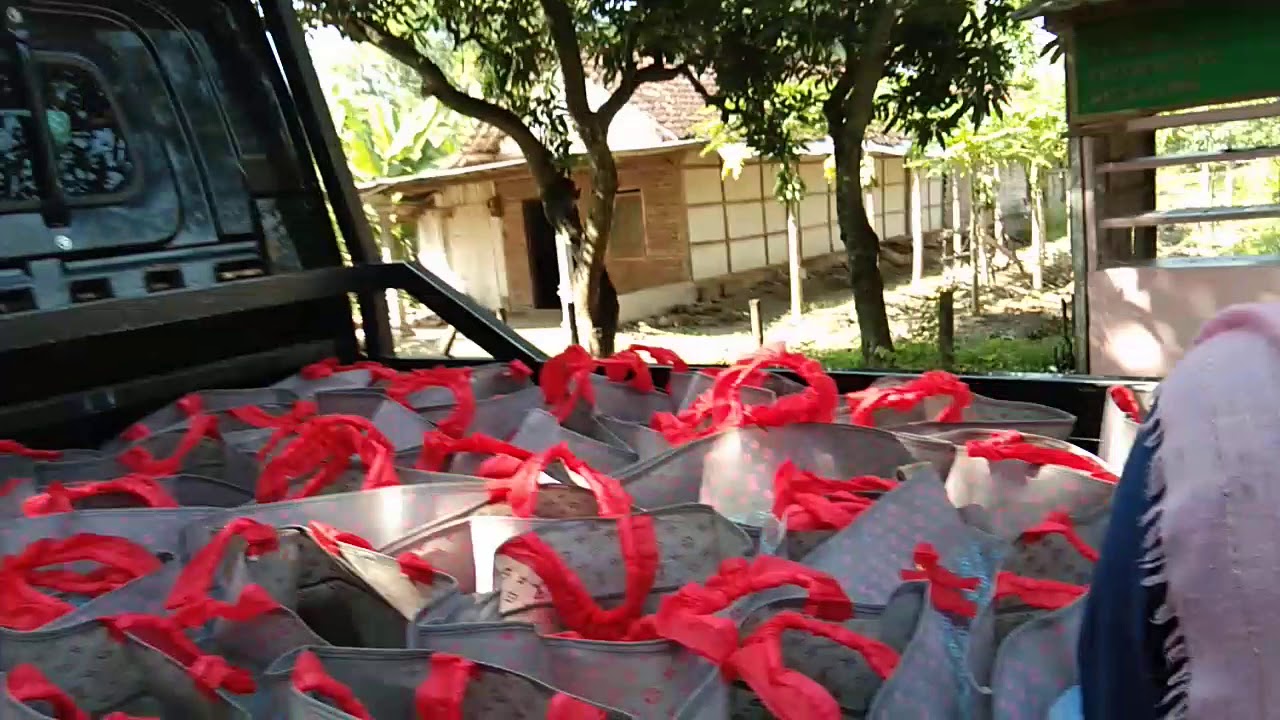 membagi sembako di dsun sendang gogor dsa ngepung kec lengkong. - YouTube
