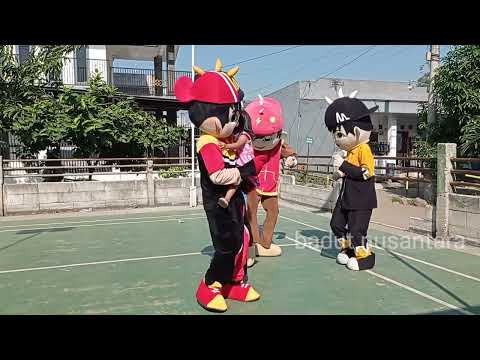 badut boboiboy joget sambil gendong bocil