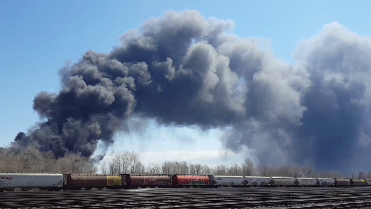Superior Wi Oil Refinery Explosion resulting in evacuation View from ...