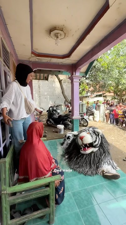 Can macanan duduk didepan cewek cantik dan ibunya - YouTube