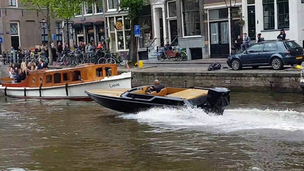 High speed boat chase on Amsterdam canal - YouTube