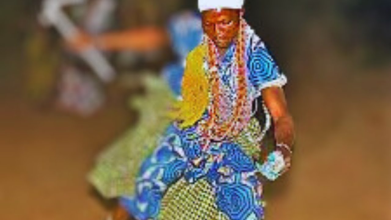 KOURI VIN GADE KOUMAN JENN WONSI KAY MANBO VIDA DANSE VODOU - YouTube