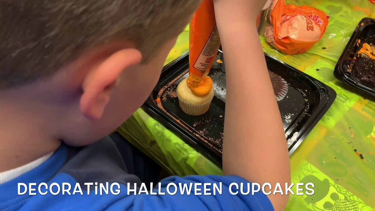 DECORATING HALLOWEEN CUPCAKES - YouTube