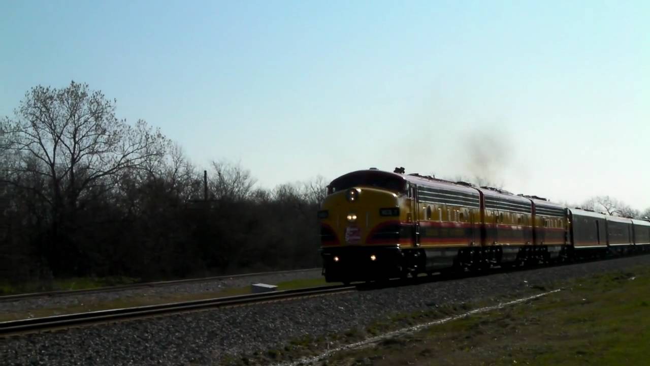 KCS F units (w/ gyrolight!) in Greenville, Tx. 03/19/2010 © - YouTube