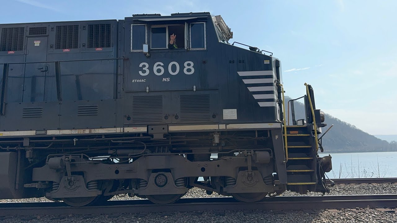 NS 3608 ET44AC leads NS 28X through Duncannon PA with Awesome crew and a nice Hornshow 3/30/2025 ...