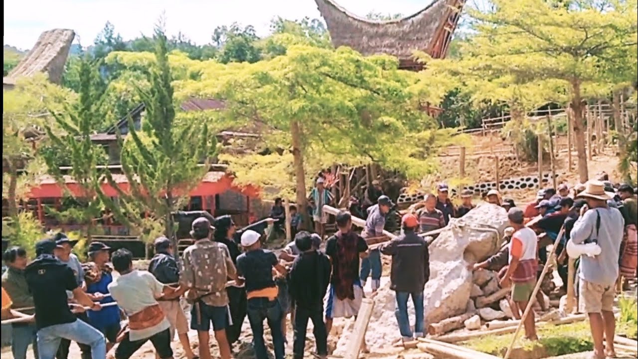Mangriu' mantanan batu simbuang [menarik & menanam batu menhir] Rante ...