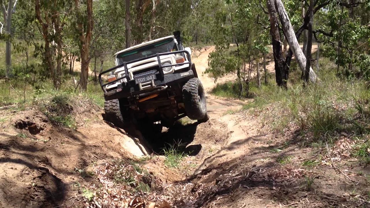 Tuff old 40 series Troopy drives the rut - YouTube
