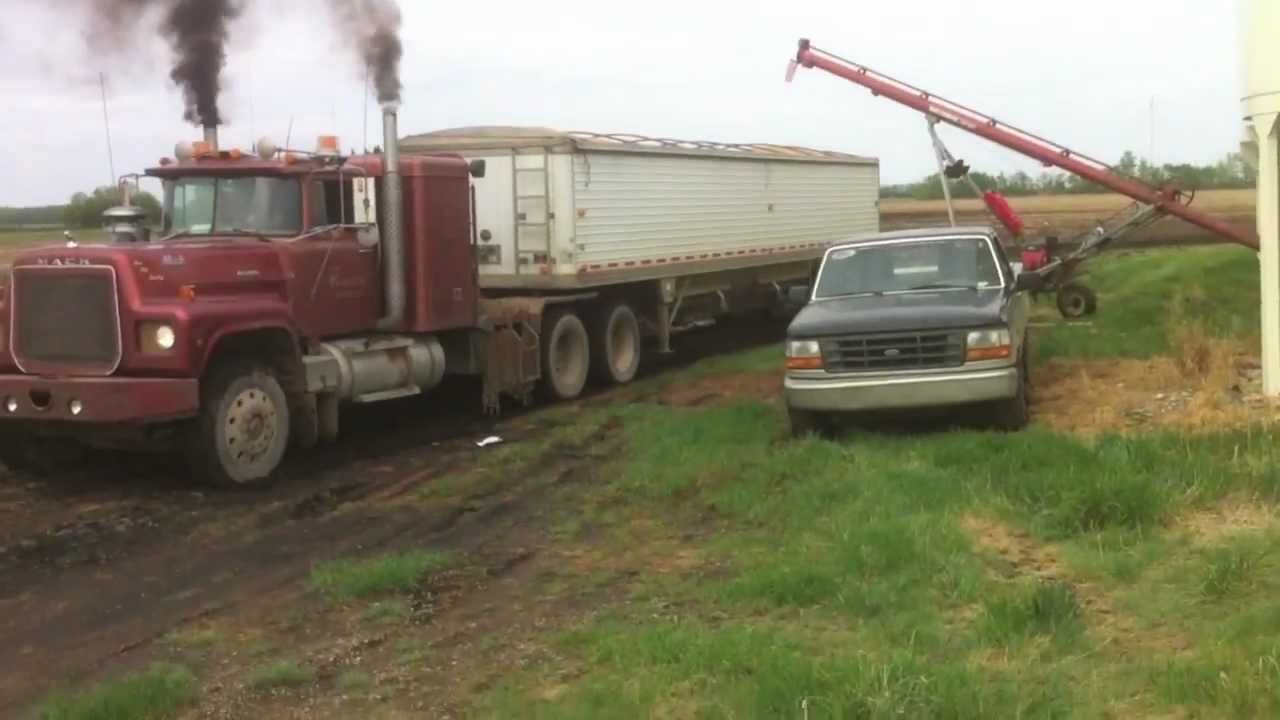 1978 mack RL 700 pullin 25 tons of wheat through mud - YouTube