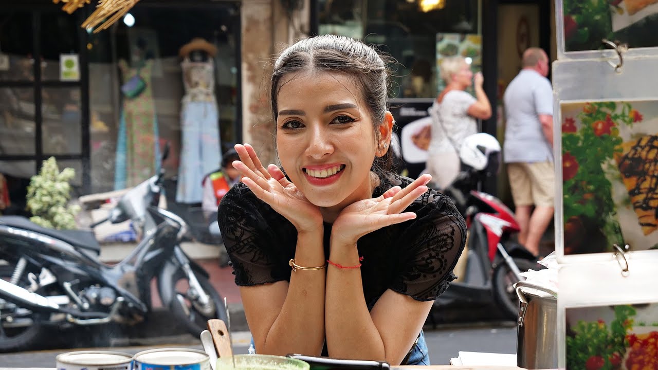 The most famous roti lady in Bangkok!!!Banana rotti master!!! - YouTube