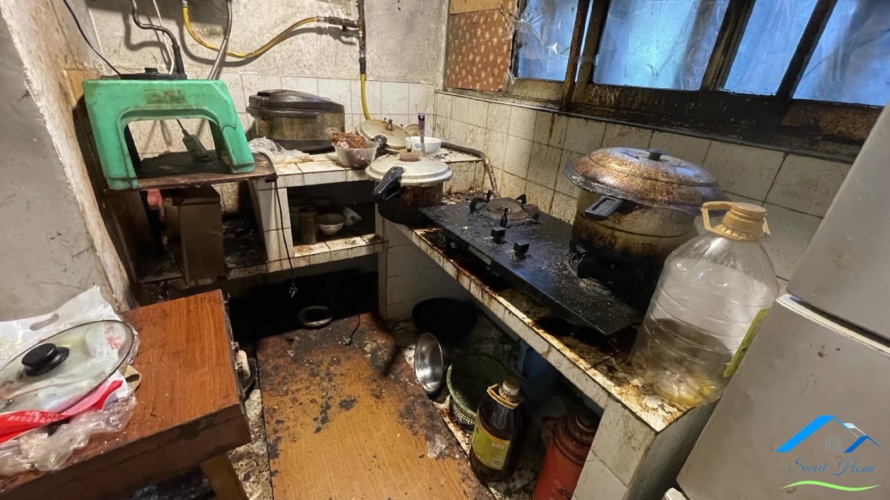 Today we volunteered to clean this old lady's house 😭She lives alone 😰 ...