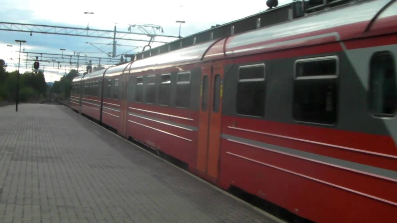 NSB BM 69 ankommer Gulskogen stasjon - YouTube