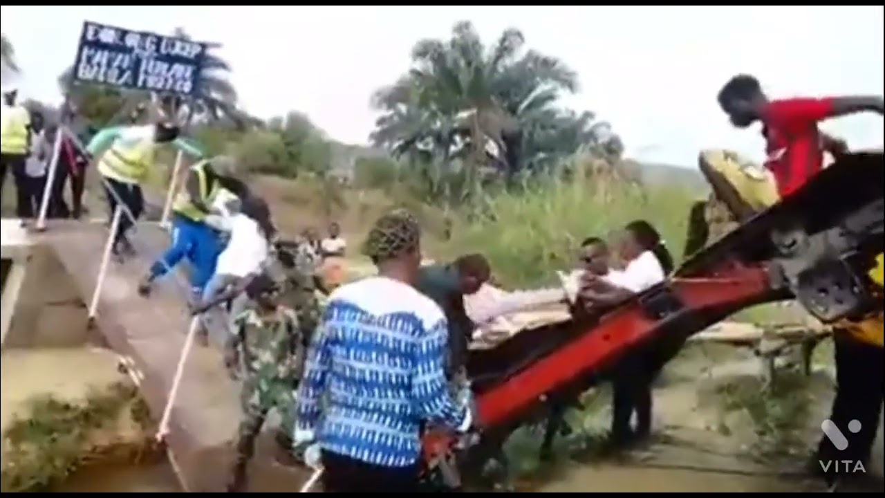 Bridge collapsed whilst being opened by officials in the Democratic ...