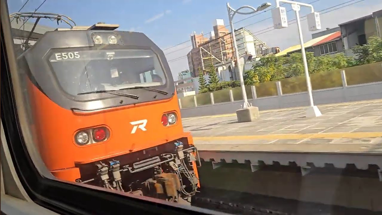121次七堵發車開往屏東的E500型鳴日色金光牌E506電力機車頭+十二節PP車廂+E505電力機車頭推拉式PP自強號，和2184次嘉義發車經由山線開往北湖的EMU882+EMU881二代微笑 ...