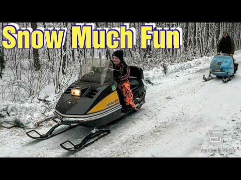 Getting our Vintage Skidoo and Larson Snowmobiles Running/Firing up an ...