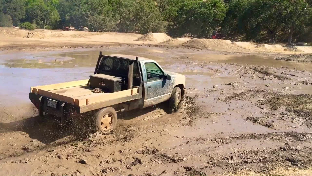 1988 GMC 6.2L Diesel Straight Pipe Mudding - YouTube