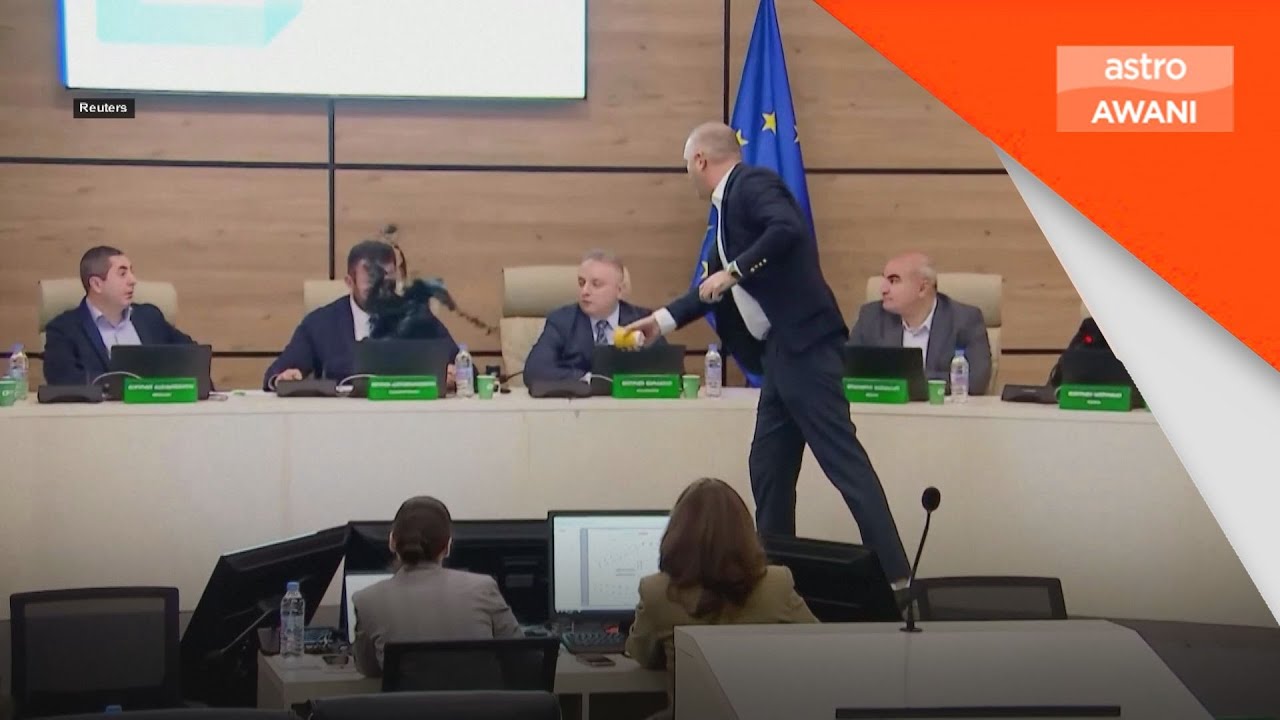 Ketua Suruhanjaya Pilihan Raya Georgia disimbah cat - YouTube