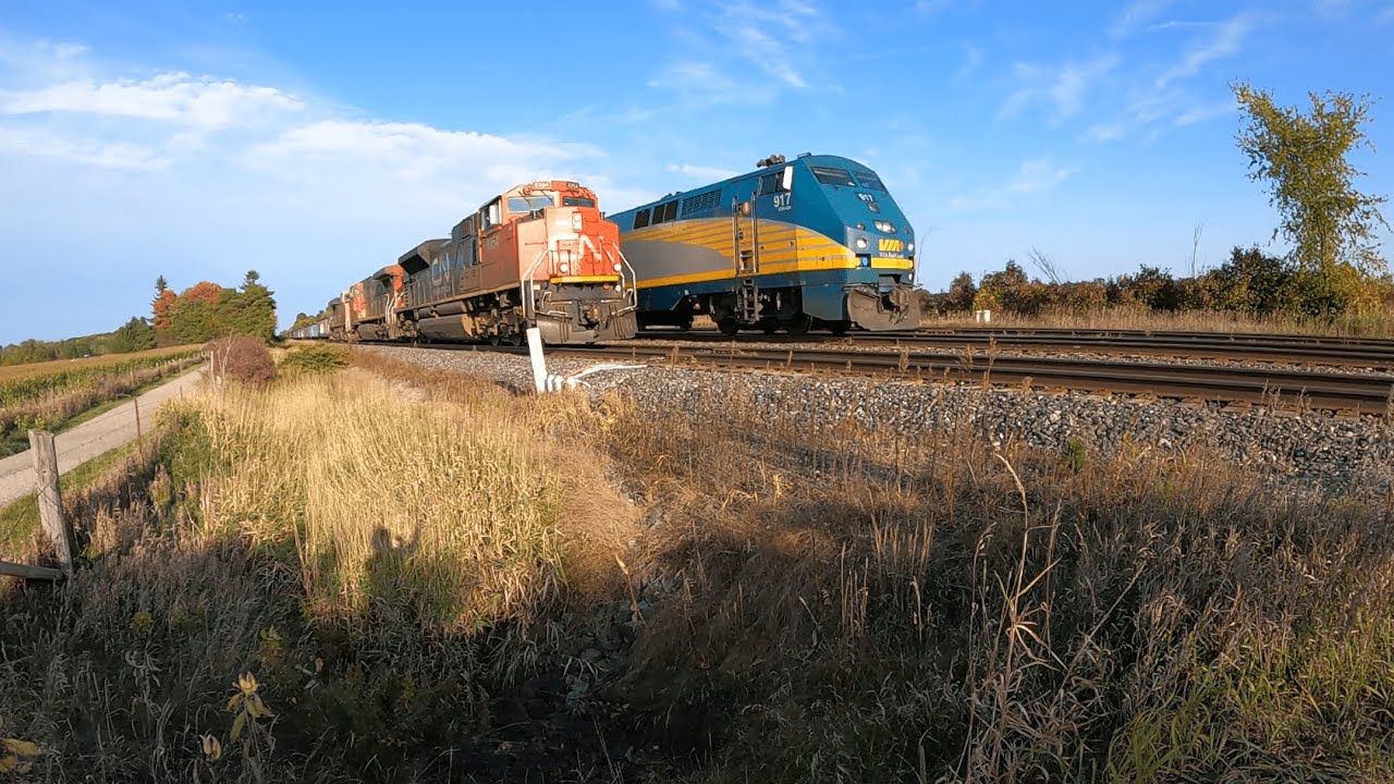Perfect train race! CN M321 and VIA 55 at Kidd road. - YouTube