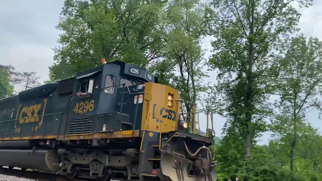 Awesome CSX work train with a SD40-2 leader, and a sweet meet at Marion! - YouTube