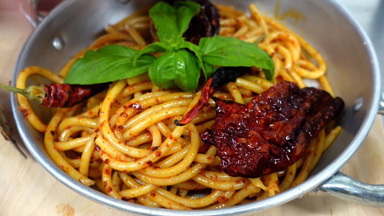 Bucatini alla Paparia - Rossa Piccante e Profumata senza pomodoro ...