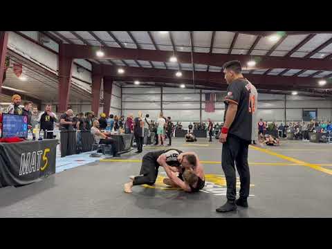 BJJ Match Grappling Industries 135lbs White Belt No Gi Finish by Triangle - YouTube