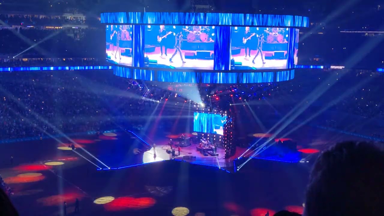 Journey performing "Don't Stop Believin'" live at Rodeo Houston 3/10 ...