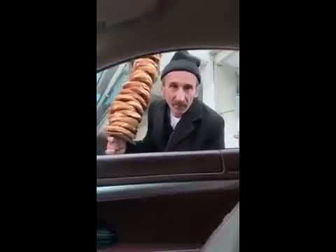 Yolda Gördüğü Simit Satan Abinin Tüm Simitlerini Satın Aldı, Bir İnsanın Mutlu Olmasına Vesile Oldu