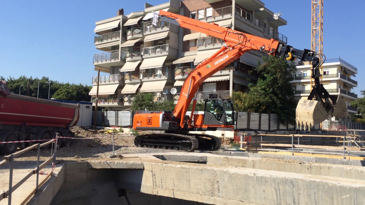 Hitachi Zaxis 350 Excavator With Telescopic Arm Works At 25 Meters ...
