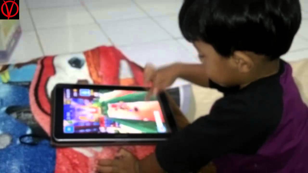 Amazing!! kid 3 year old playing Subway surfers - YouTube