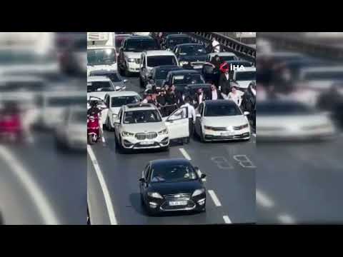 İstanbul'da düğün konvoyu yapan bir grup, akan trafiği durdurup dakikalarca halay çekti.
