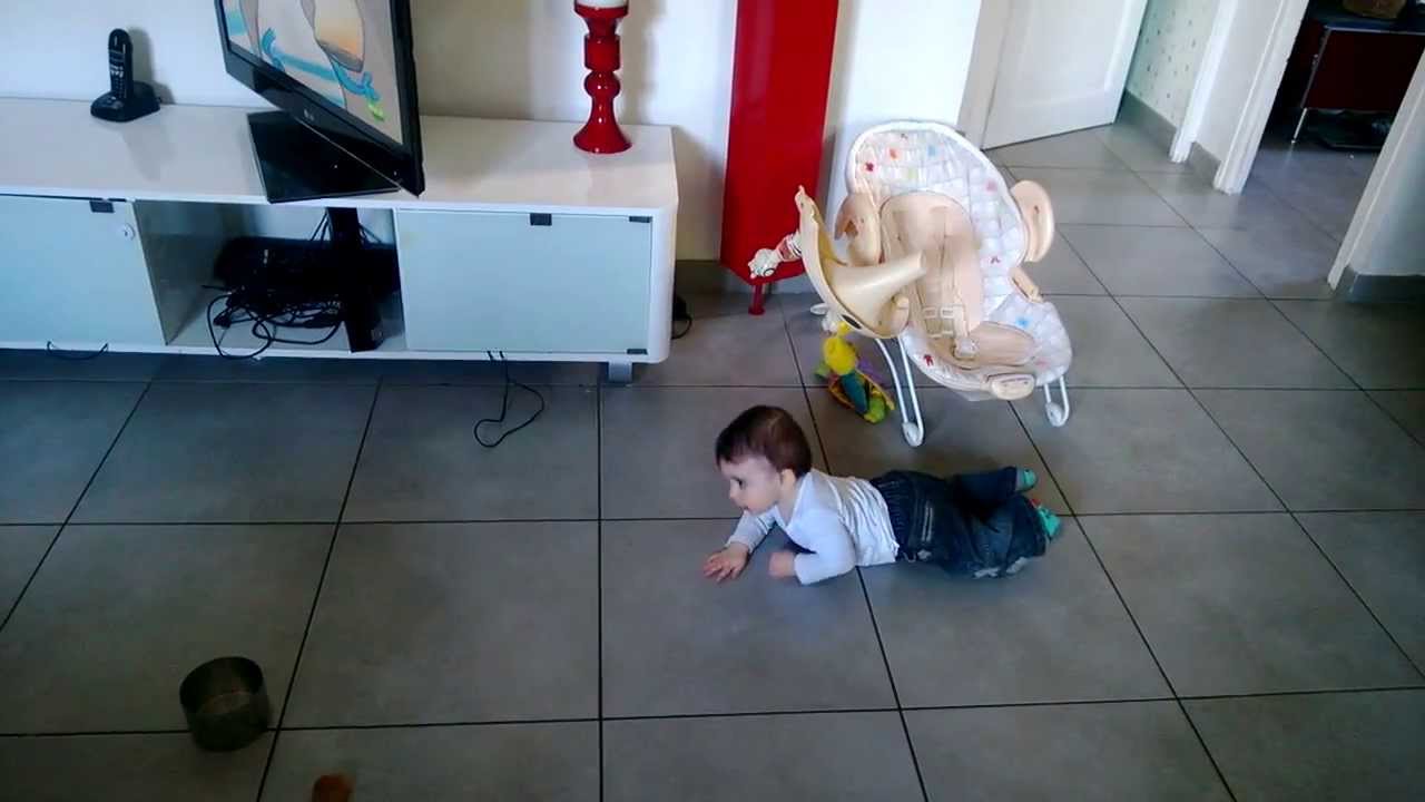 8 mois je rampe - YouTube