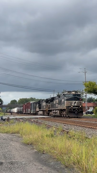 NS 9849 dash9 leads NS K76 with a SAAHC hornshow & a nice K5LA at south Plainfield,NJ! - YouTube