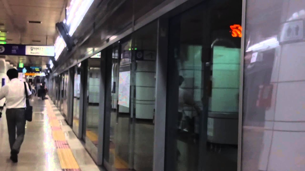 서울 지하철 5호선 강동역 방화행 진입 (Seoul Subway Line 5) - YouTube