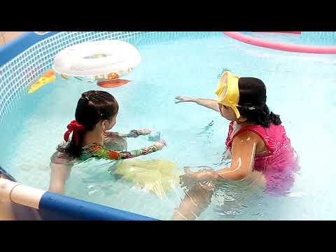 Letícia em banho de piscina 2