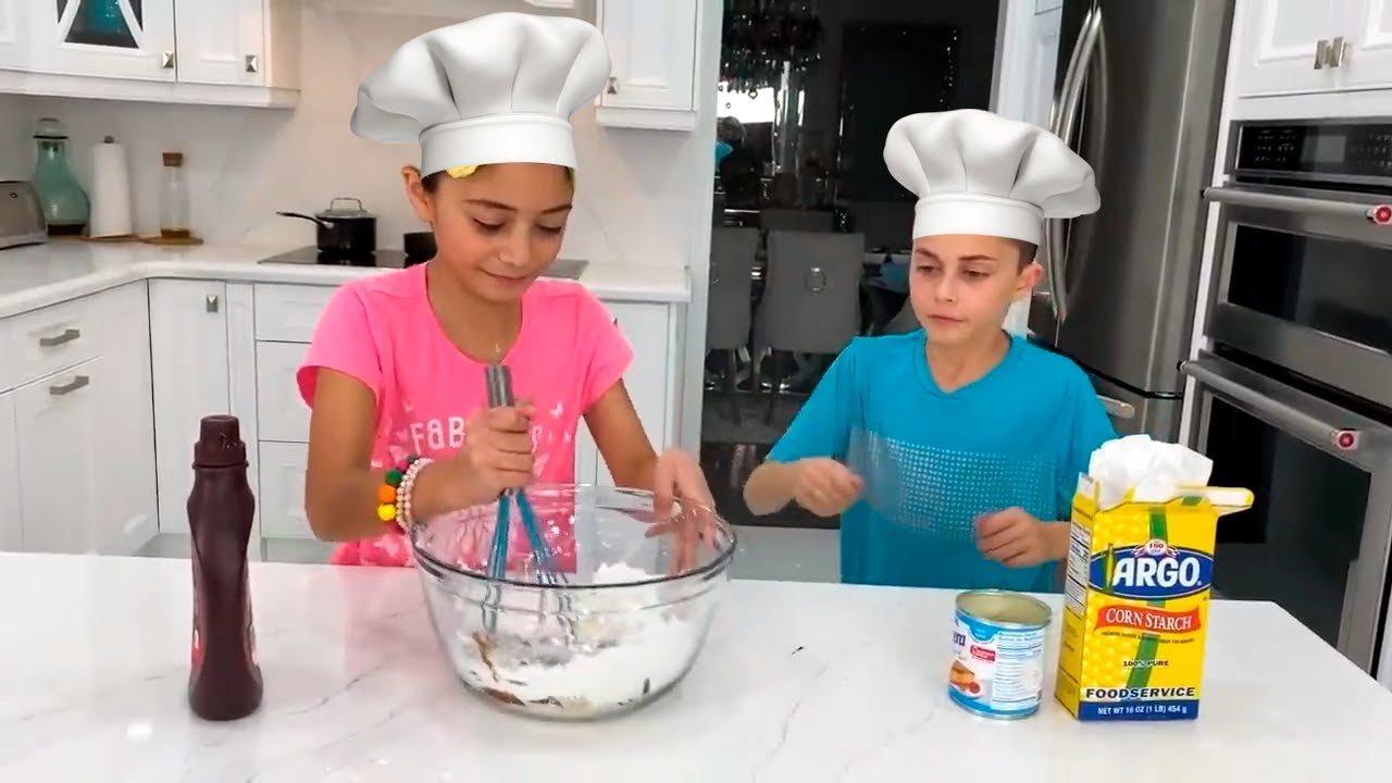 Heidi y Zidane finge ser chef y cocina | Fun Cooking - YouTube