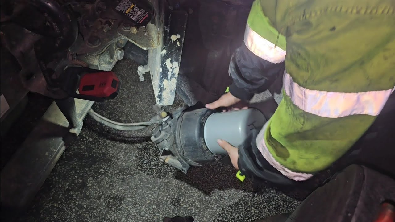Road Service Replacing AIR DRYER ASSEMBLY On a Cascadia - YouTube