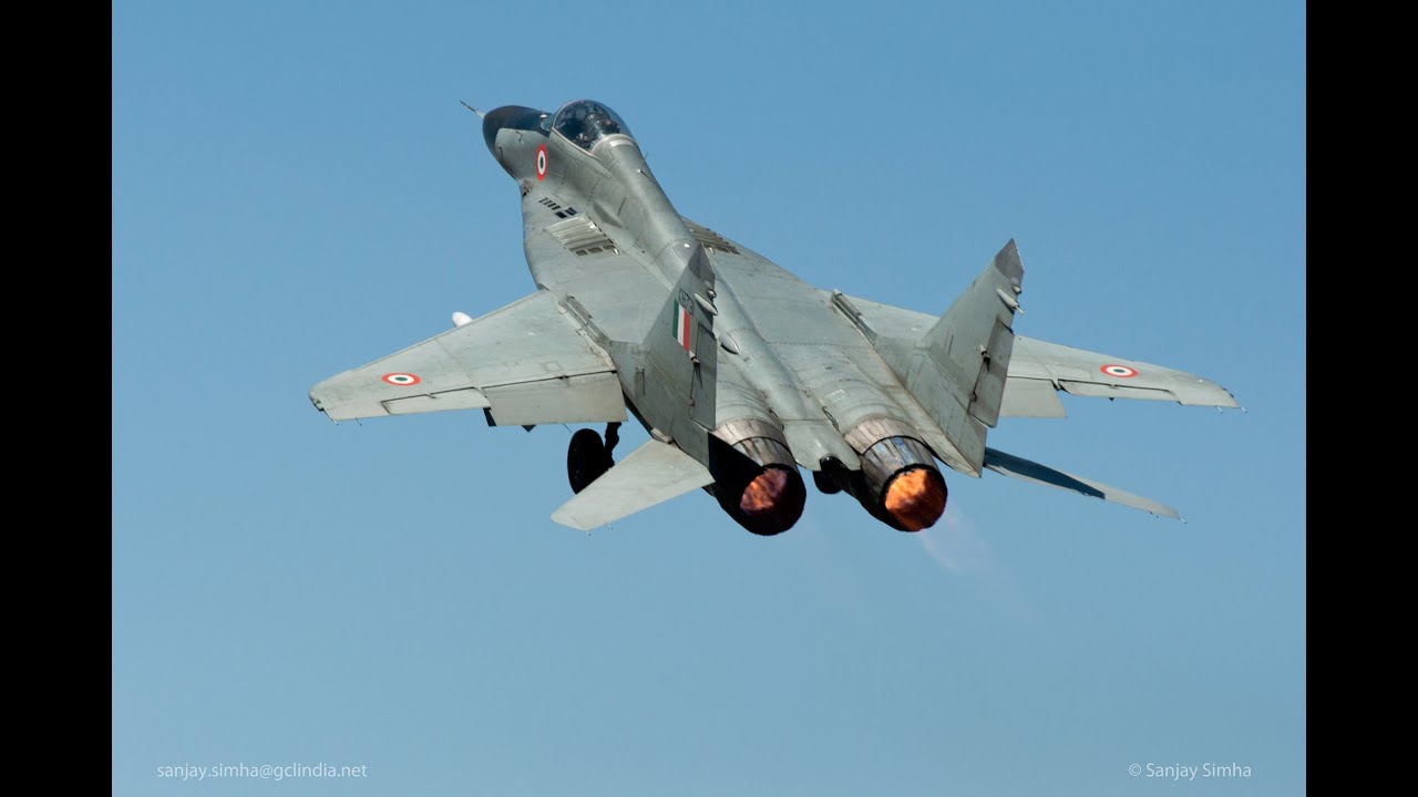 MiG-29 wows crowd in its first appearance in 1988 - YouTube