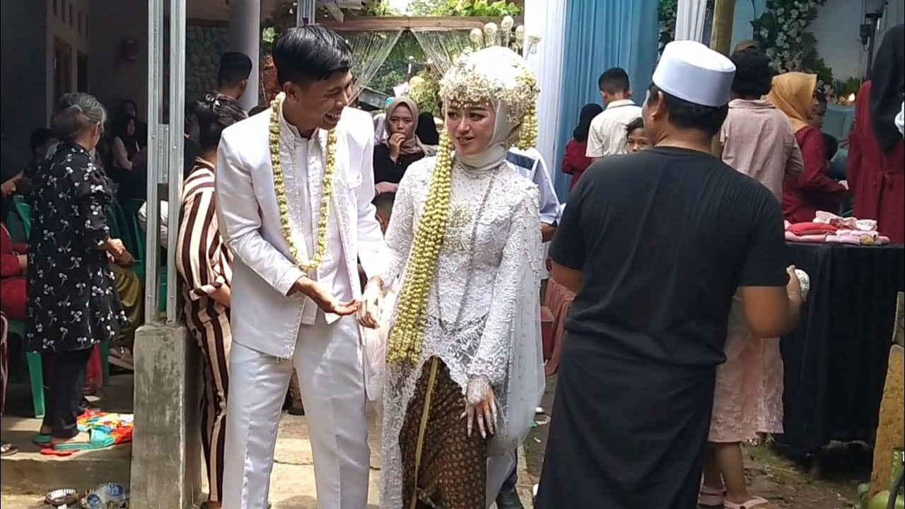 Neng Putri..!! Pengantin cantik di goyang Domba kuring - YouTube